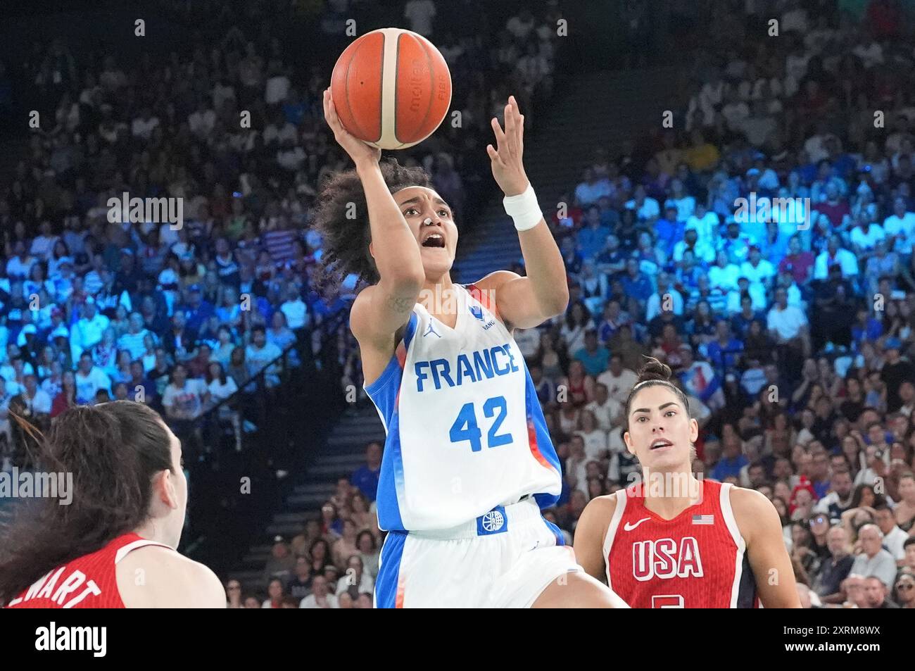 Paris, France. 11th Aug, 2024. Leila Lacan of France (42) takes a shot ...