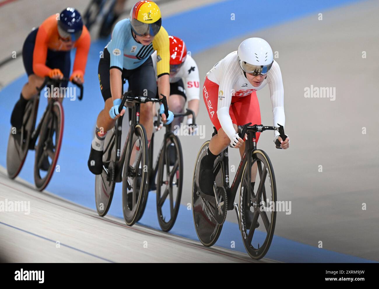 Paris, France. 11th Aug, 2024. Daria Pikulik (R) of Poland competes ...