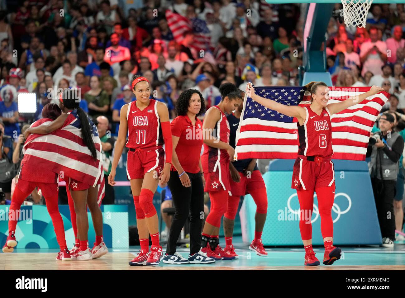The United States team celebrates after a women's gold medal basketball ...