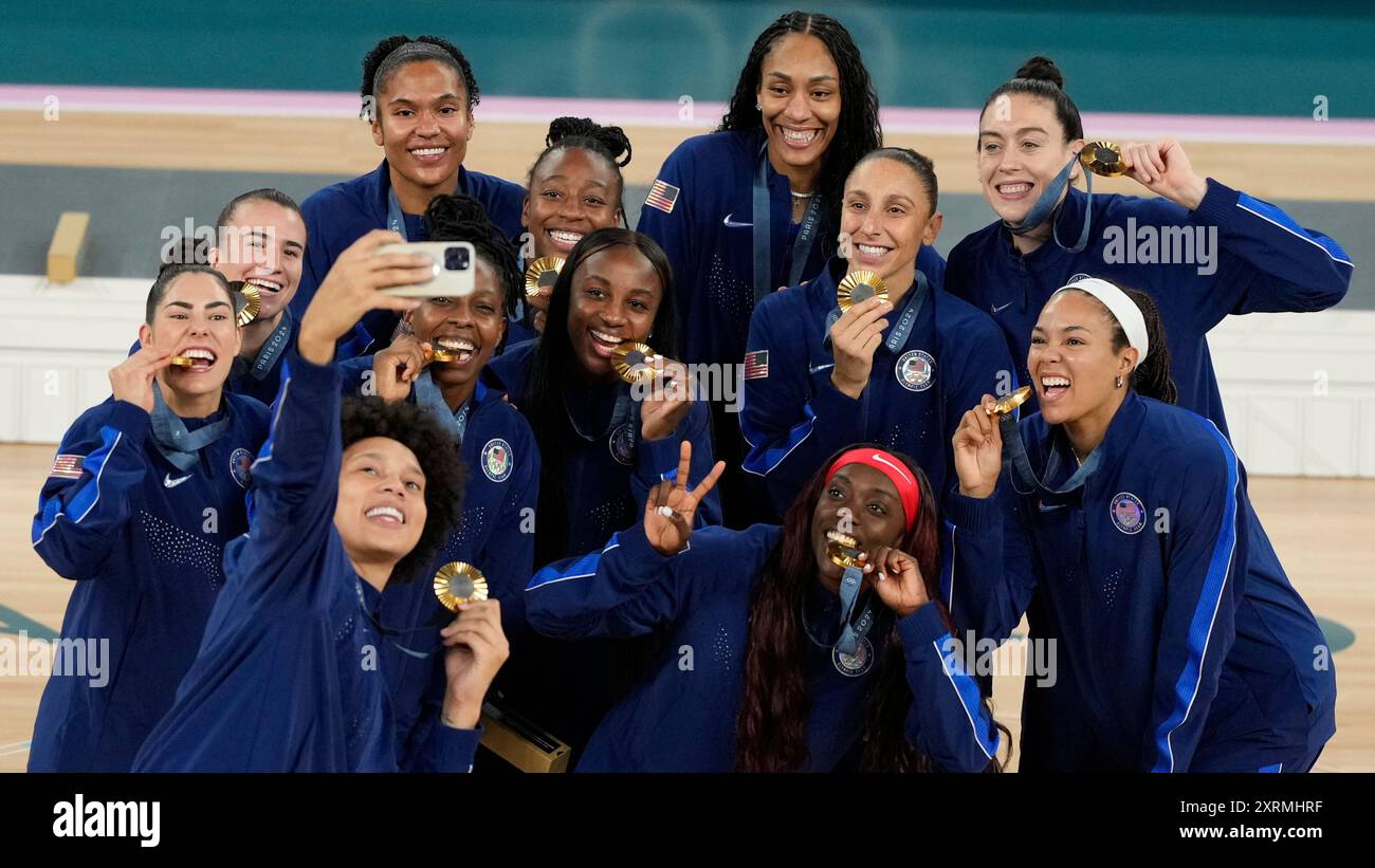 The United States team poses for a picture with their gold medals at ...