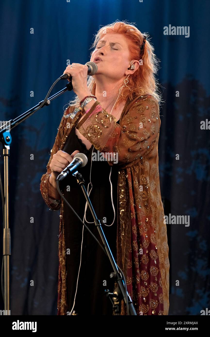 Williamscot, UK. 10th Aug, 2024. Scottish singer-songwriter and MBE ...