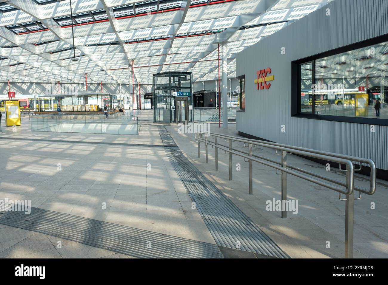 Located on the roof, the TEC station is one floor above the SNCB ...