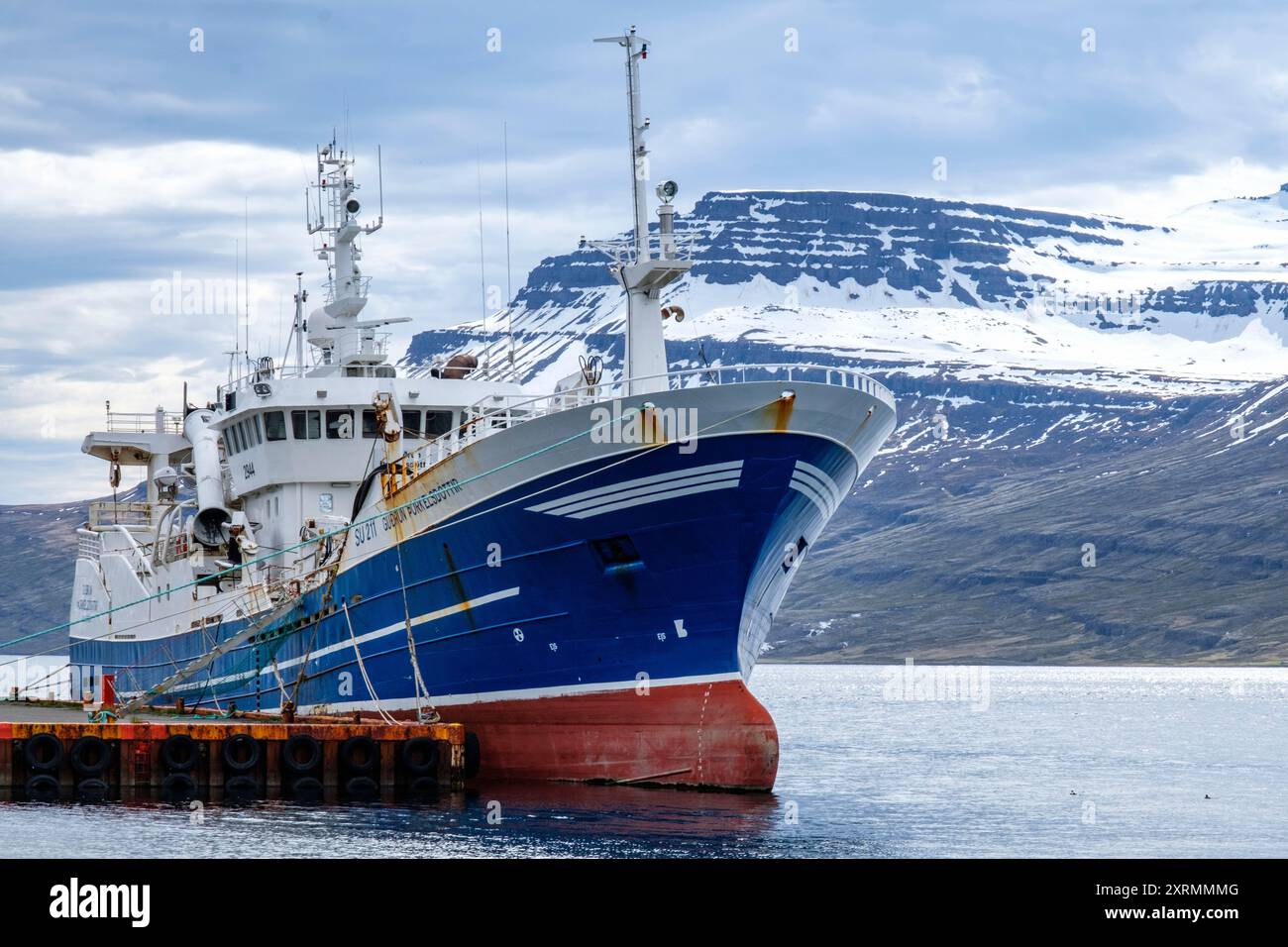 Fishing boat moored | Bâteau de pêche amarré Stock Photo - Alamy