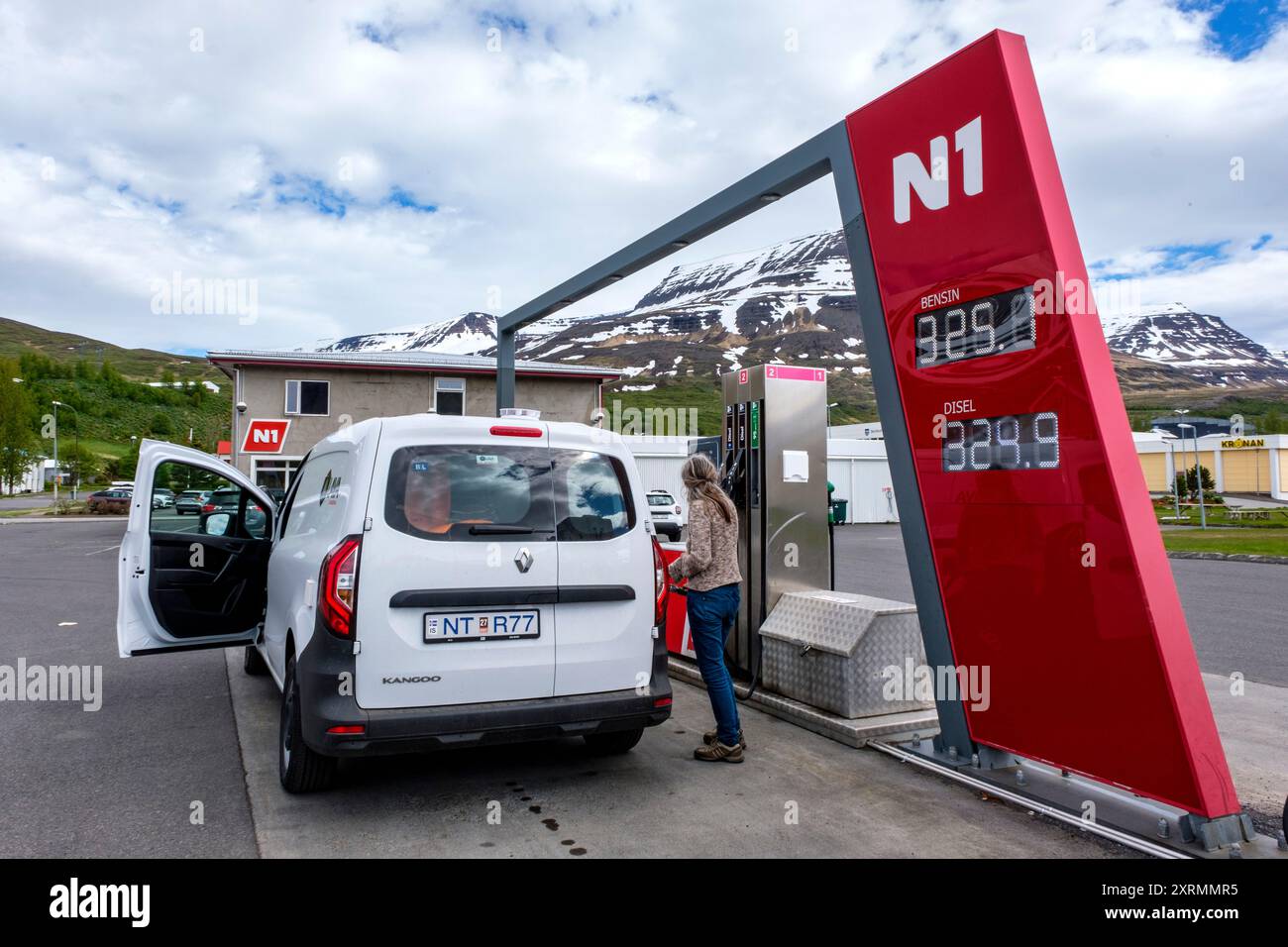 Gas station N°1 in Iceland - A woman refuels her car | Station d ...