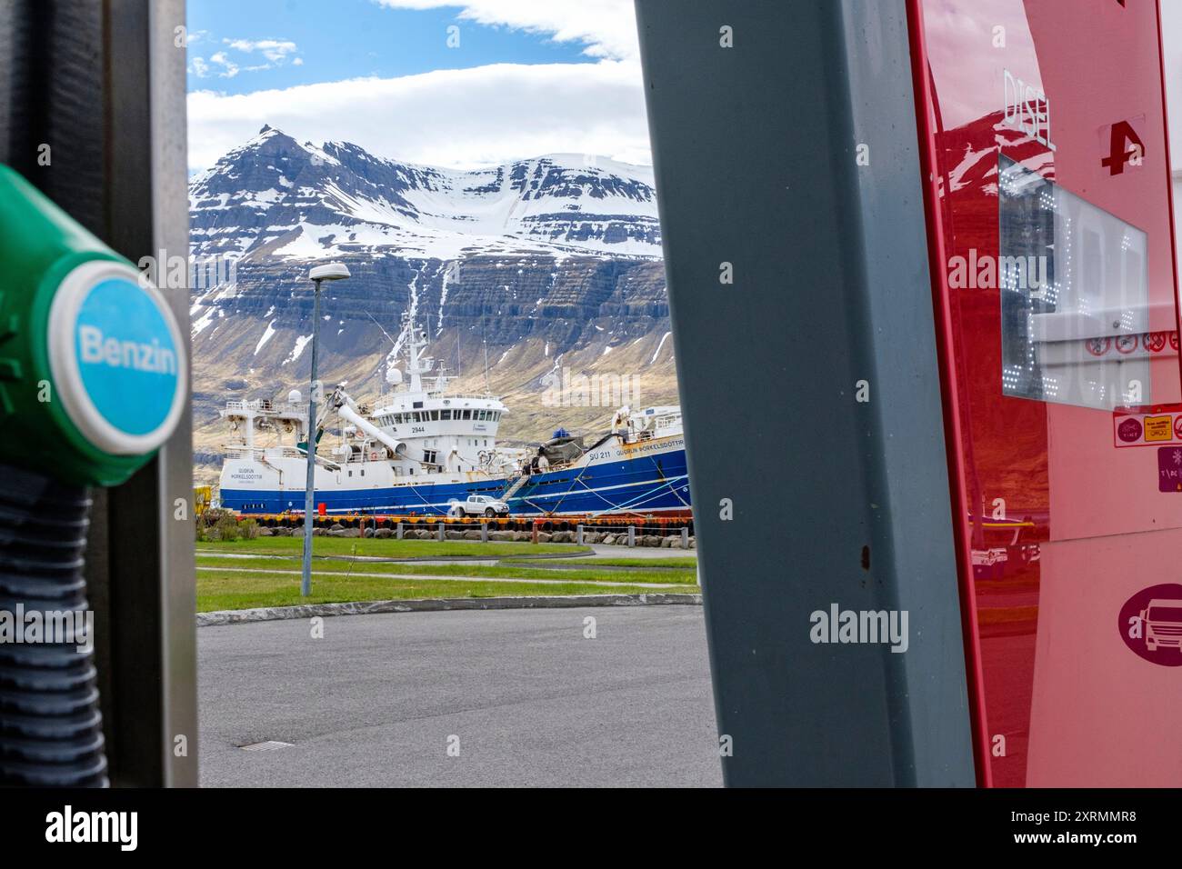 Gas station N°1 in Iceland - A woman refuels her car | Station d ...