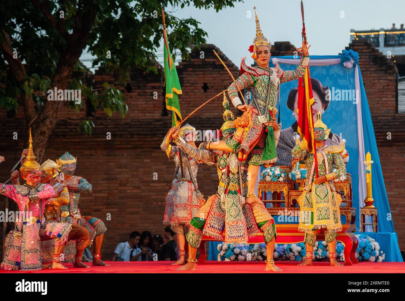 Thai performers from the Chiang Mai College of Dramatic Arts ...