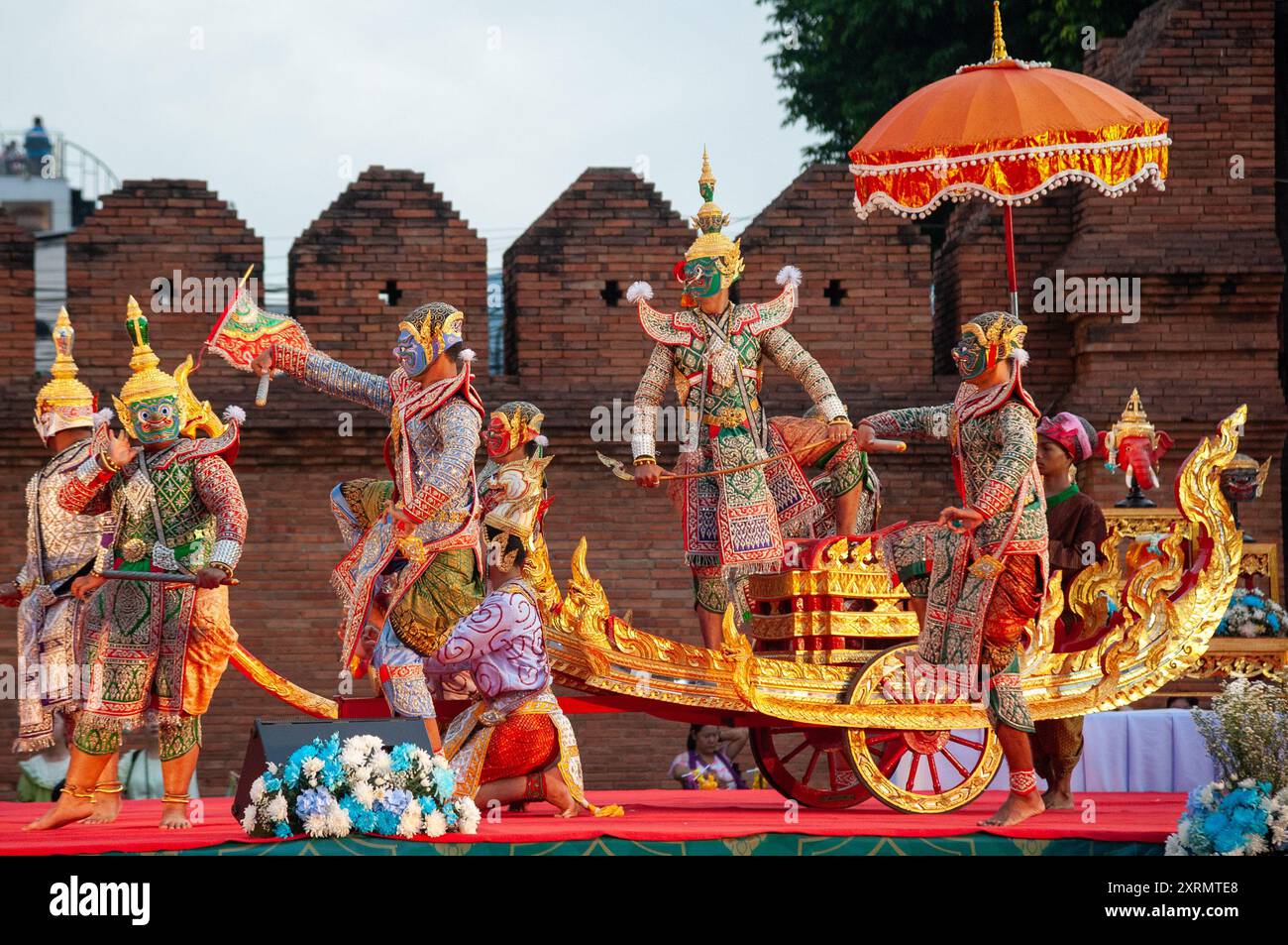 Thai performers from the Chiang Mai College of Dramatic Arts ...