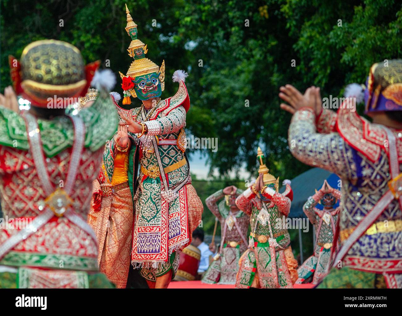Thai performers from the Chiang Mai College of Dramatic Arts ...