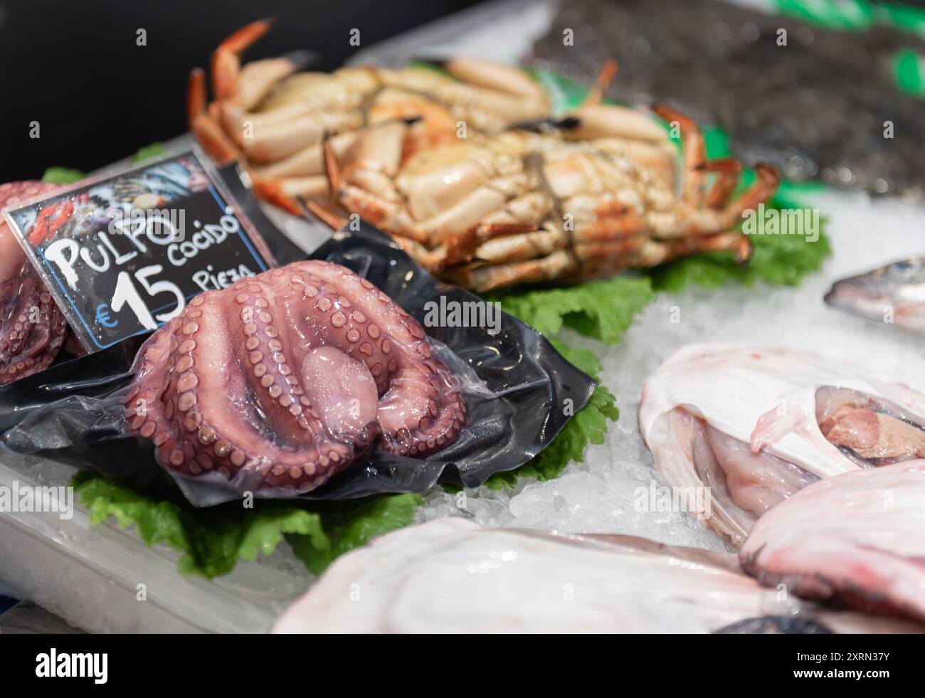 Fishmonger counter hi-res stock photography and images - Alamy