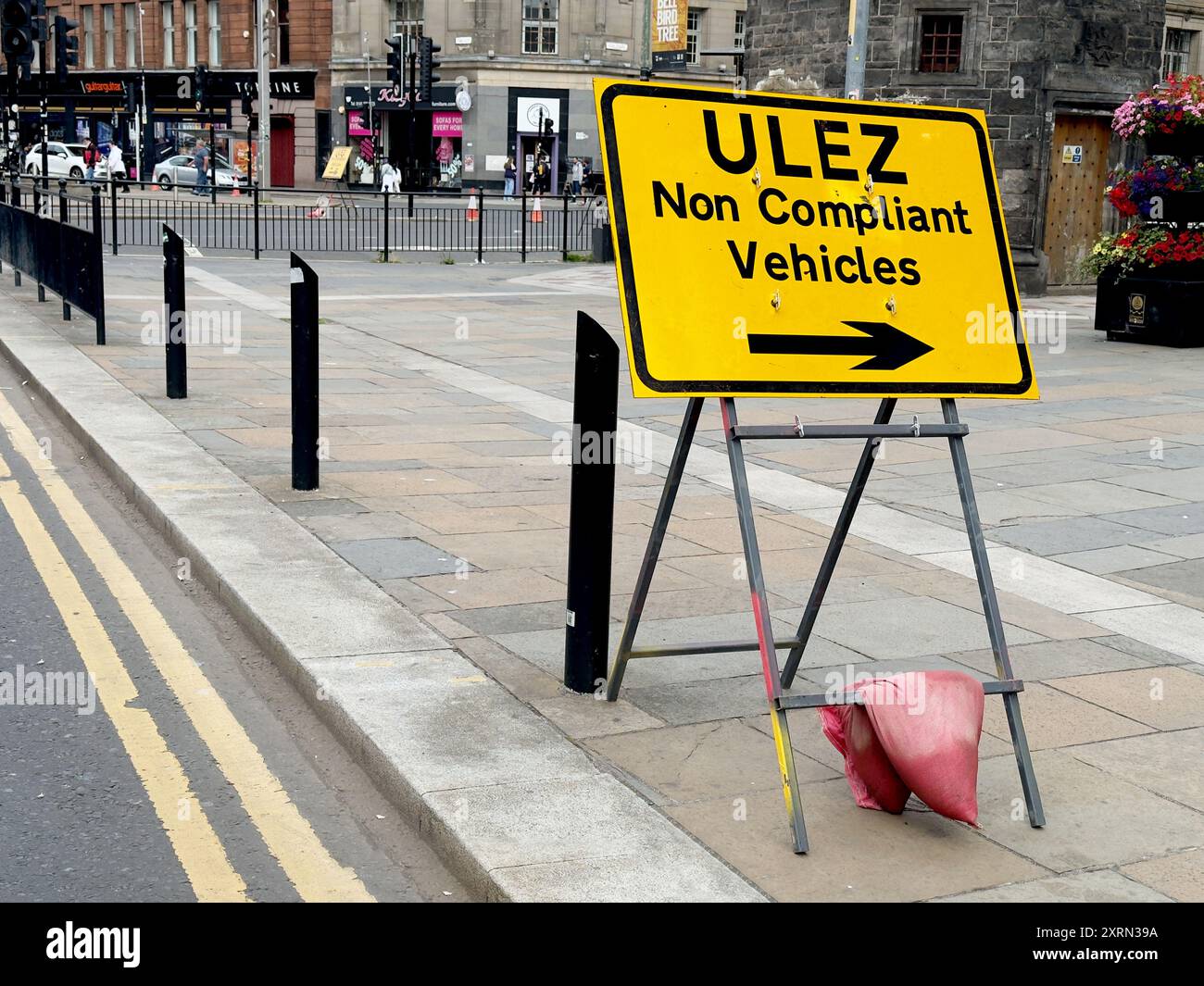 Low emission zone sign in city centre of Glasgow being enforced for all ...