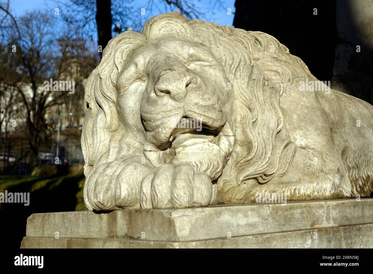 Sleeping lion statue hi-res stock photography and images - Alamy