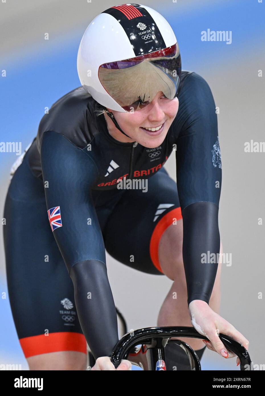 Paris, France. 11th Aug, 2024. Emma Finucane of Britain reacts after ...