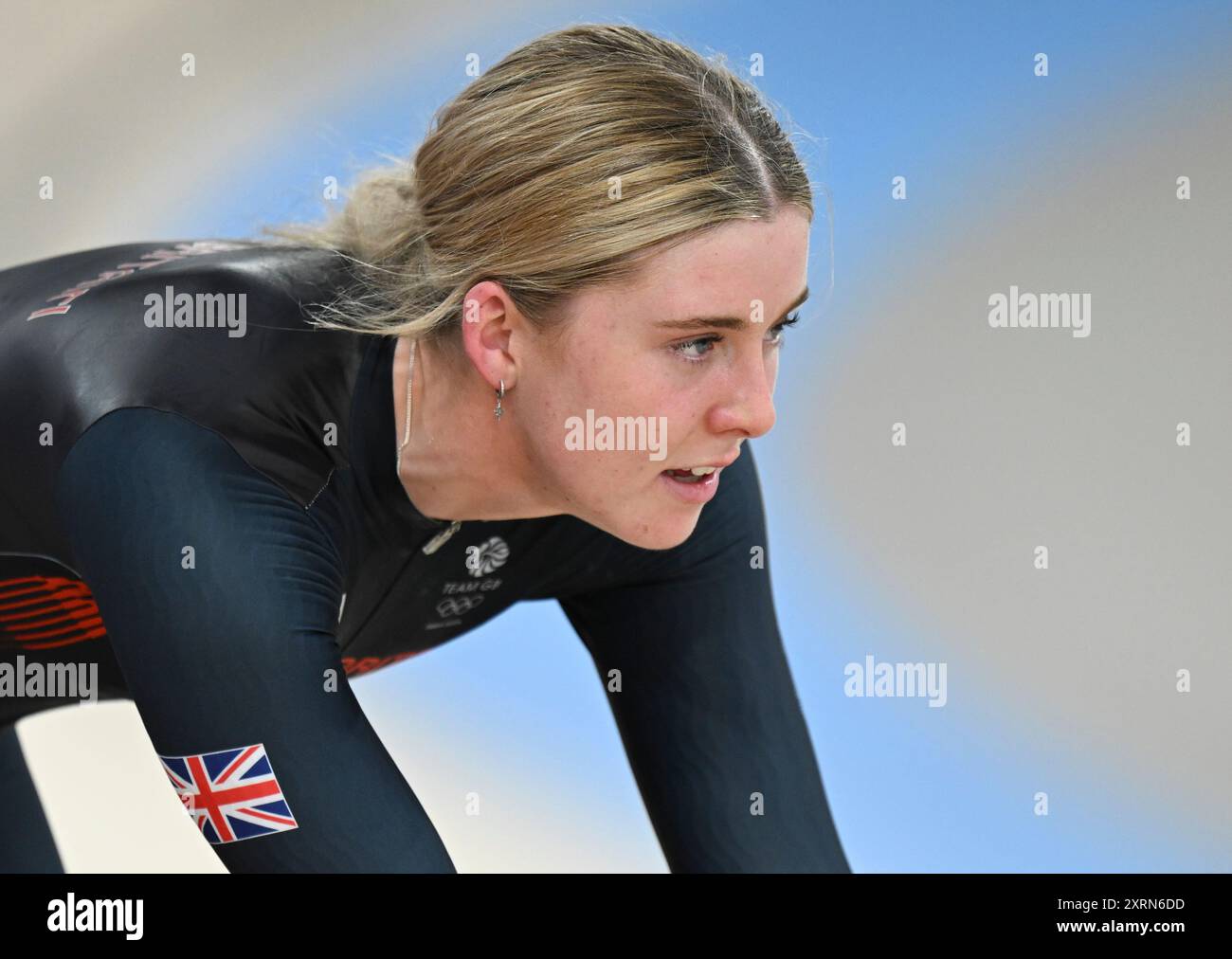 Paris, France. 11th Aug, 2024. Emma Finucane of Britain reacts after ...