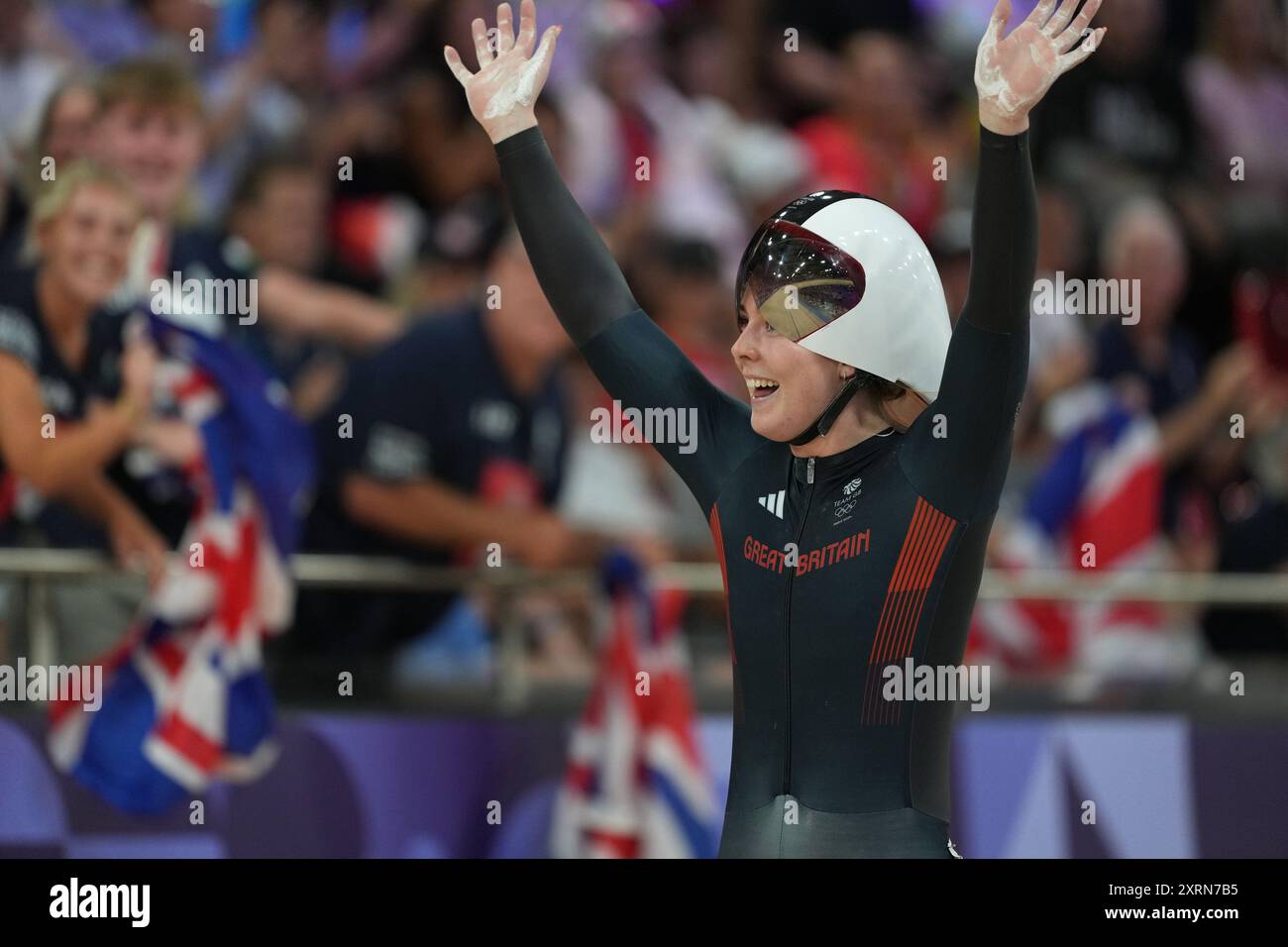 Paris, France. 11th Aug, 2024. Emma Finucane of Britain celebrates ...
