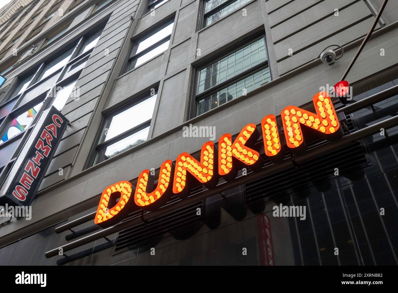 Dunkin donuts exterior hi-res stock photography and images - Alamy