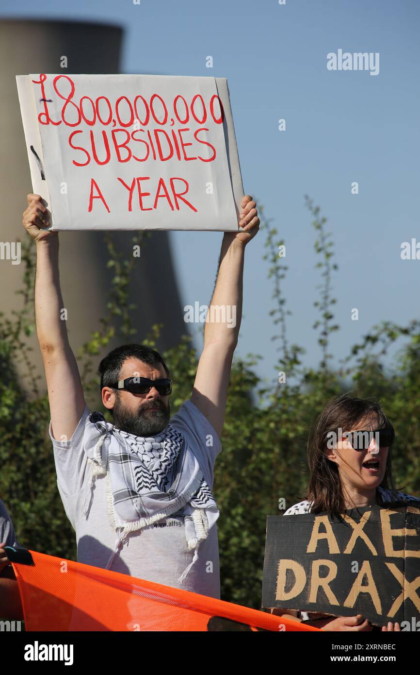 Selby, England, UK. 11th Aug, 2024. Protesters hold signs saying ""˜Axe ...