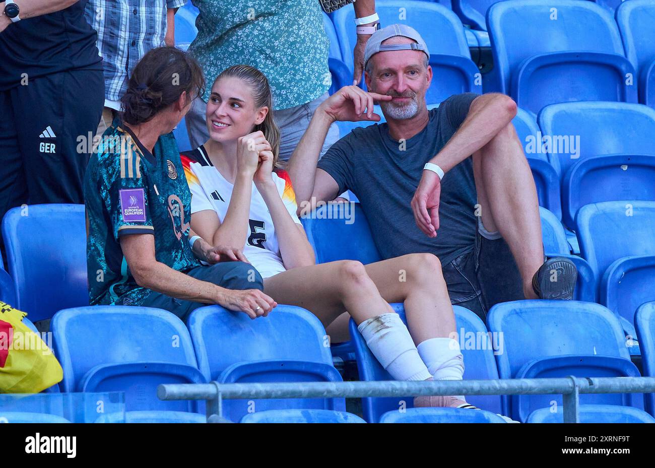 Jule Brand, DFB Frauen 16 with family after the match at the women ...
