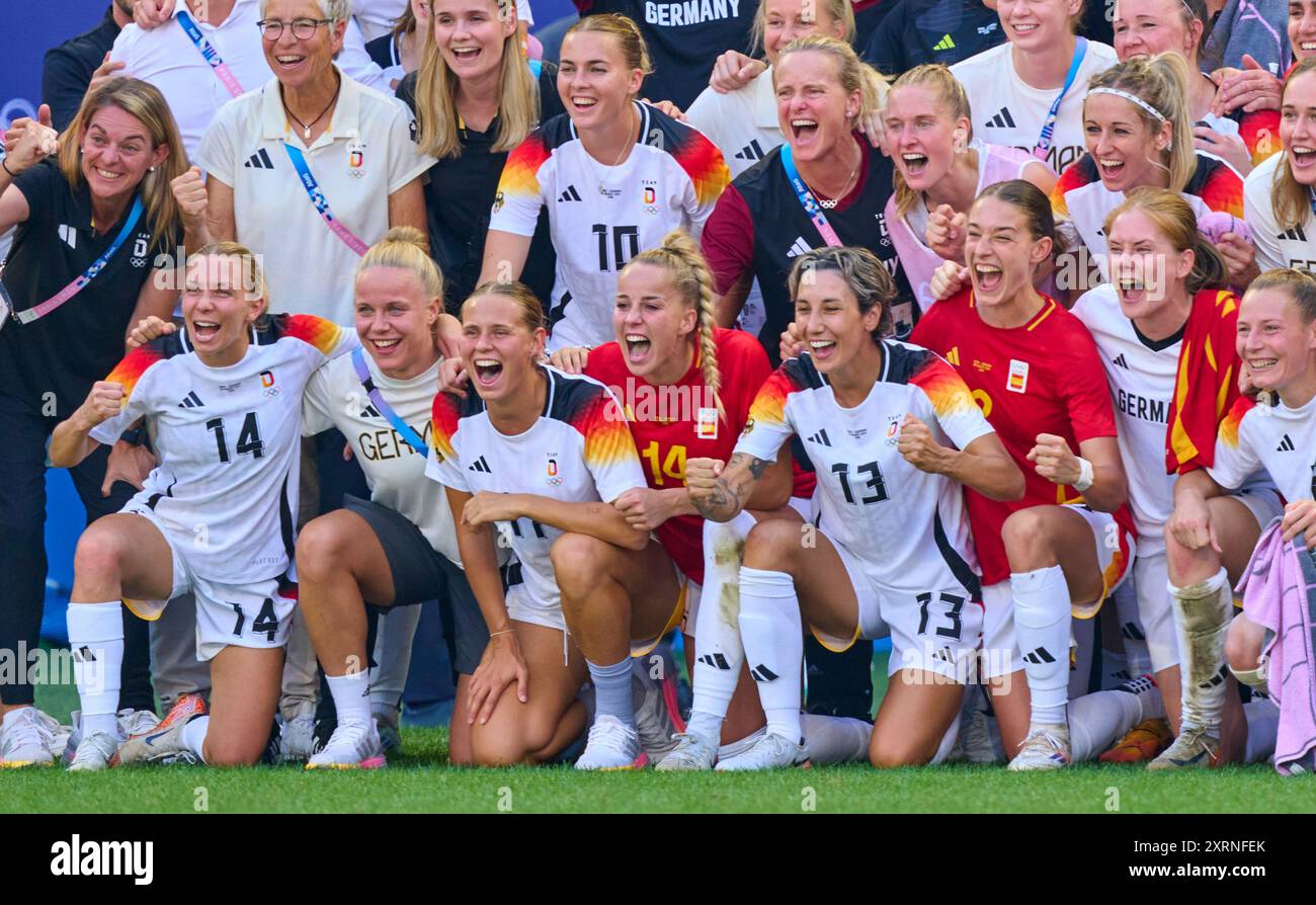 Team GER celebrate the victory with Andreas Rettig, DFB ...