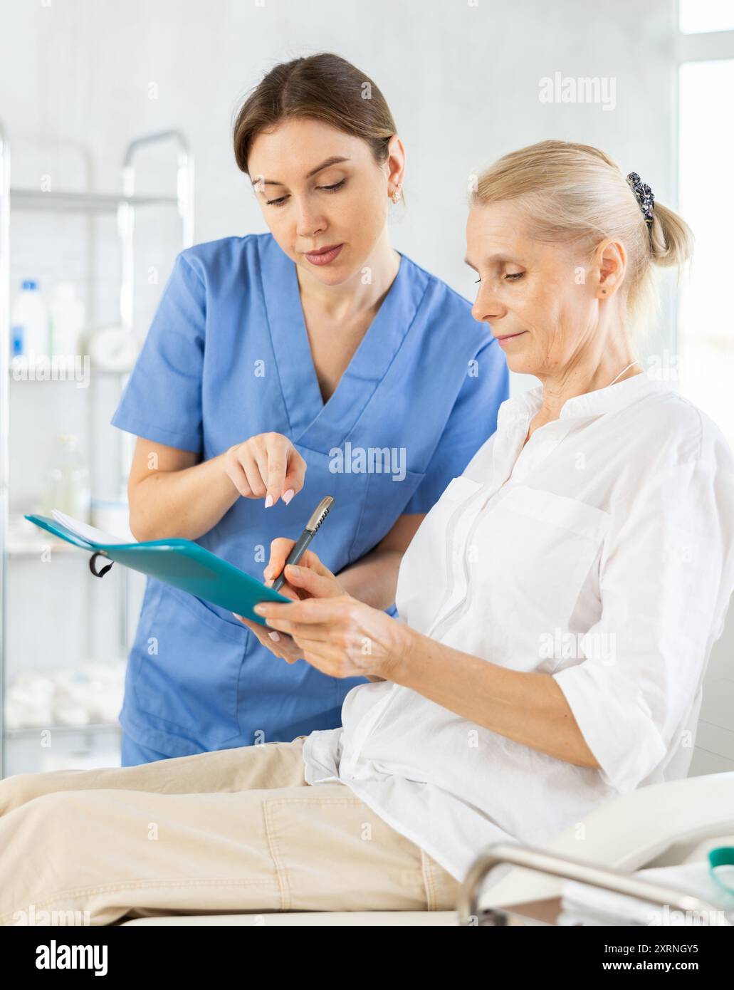 Doctor asking patient sign hi-res stock photography and images - Alamy