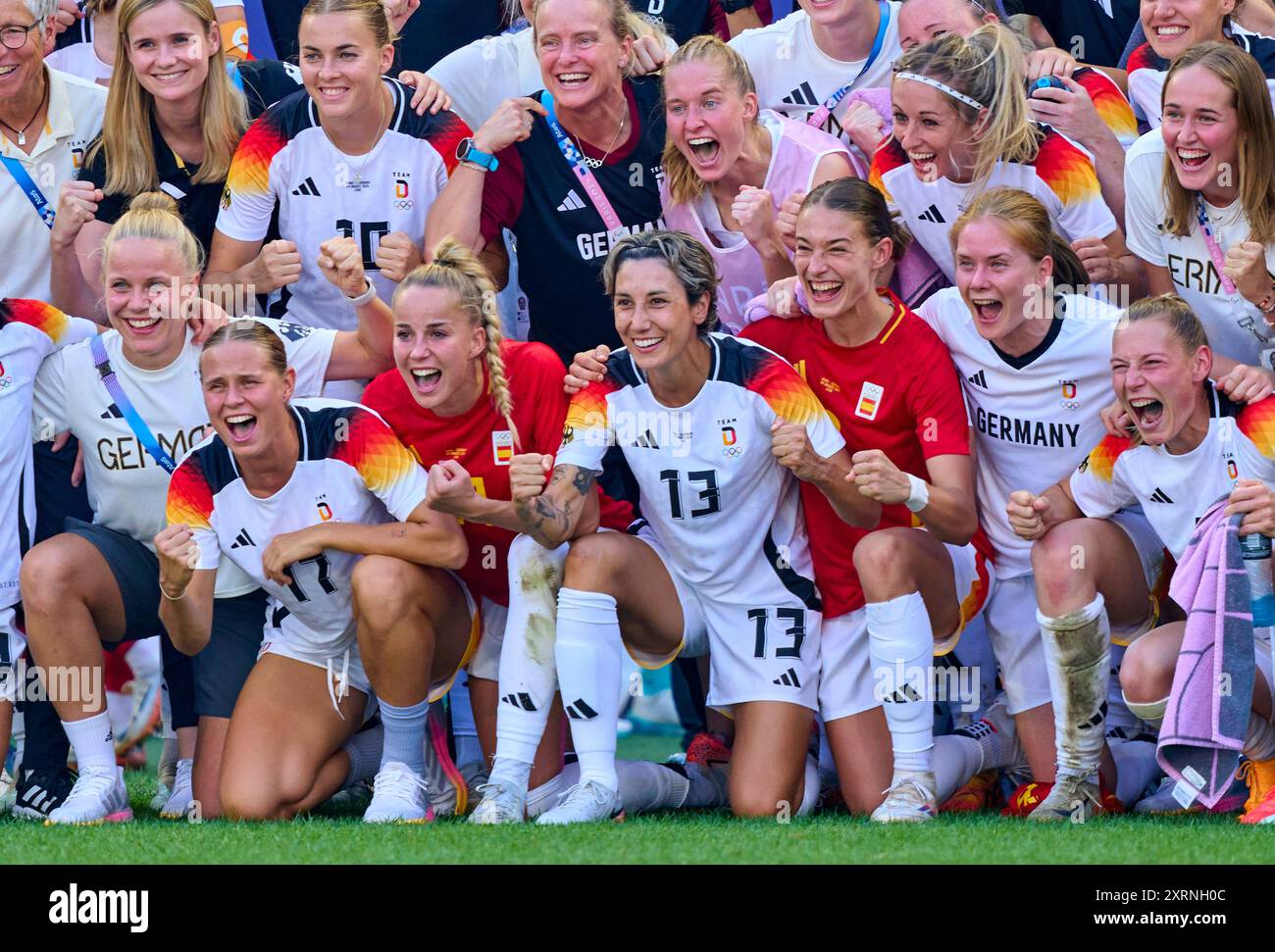 Team GER celebrate the victory with Laura Freigang, DFB Frauen 10 ...