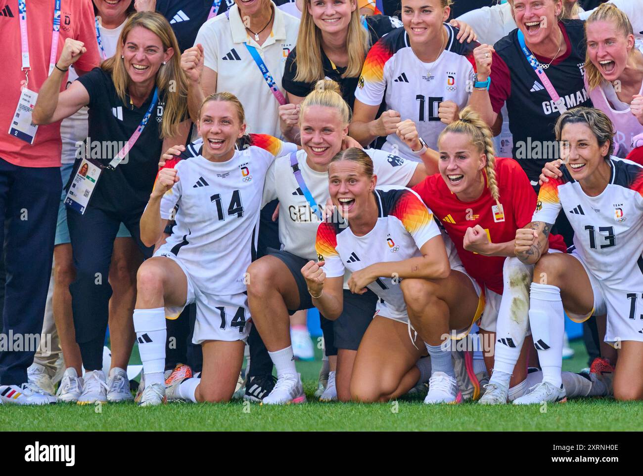 Team GER celebrate the victory with Nia Künzer, Kuenzer, DFB ...