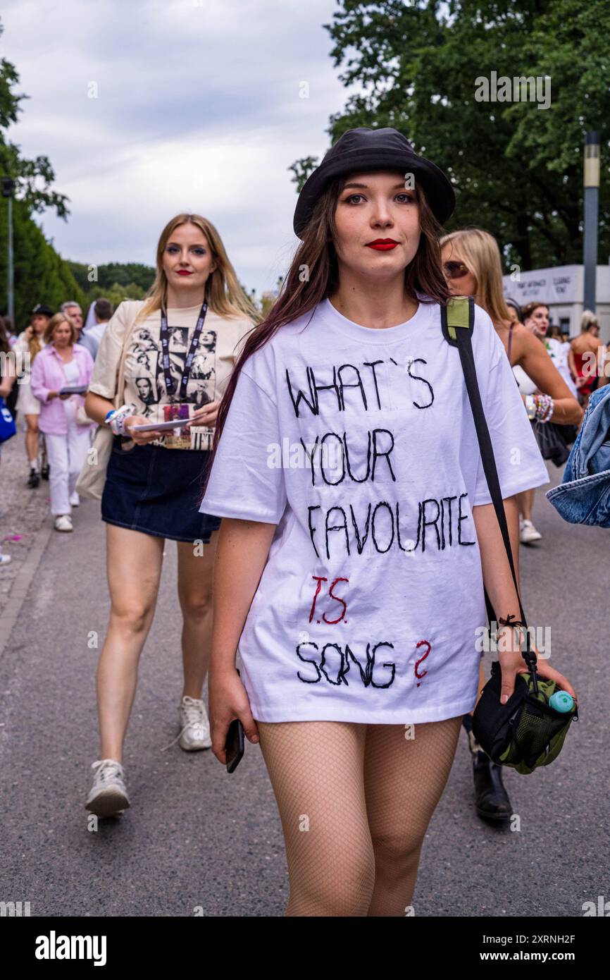 Taylor swift tour t shirt hi-res stock photography and images - Alamy