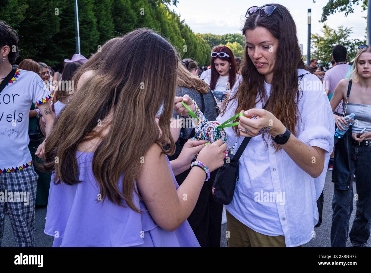 Taylor Swift fans swap friendship bracelets. Between the 1st and 3rd of ...