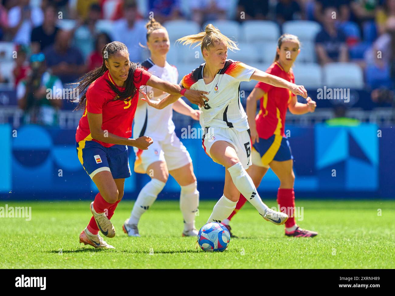 Janina Minge, DFB Frauen 6 compete for the ball, tackling, duel, header, zweikampf, action ...