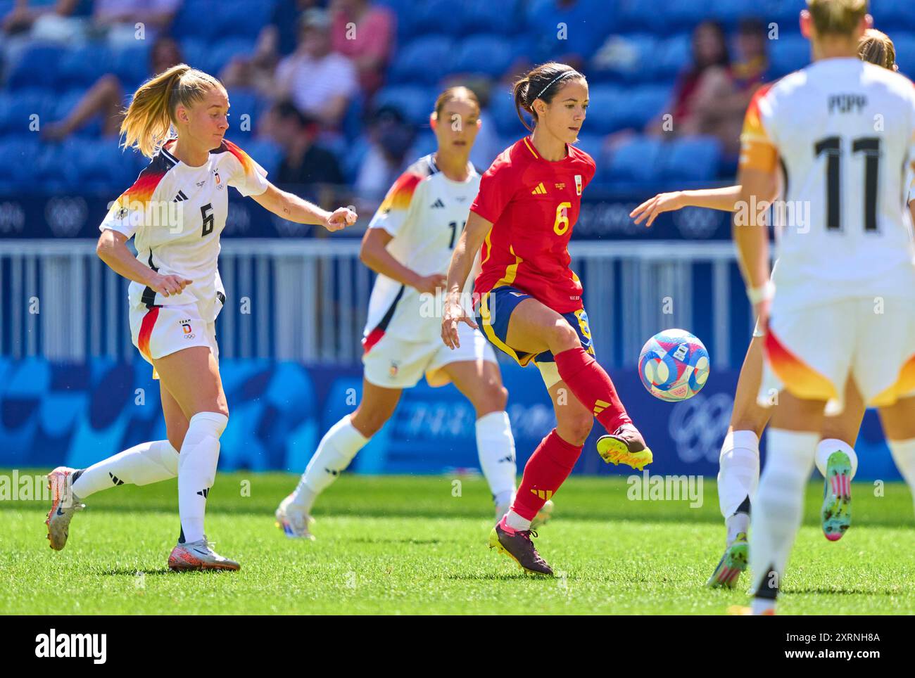 Aitana Bonmati, Spain 6 compete for the ball, tackling, duel, header, zweikampf, action, fight ...