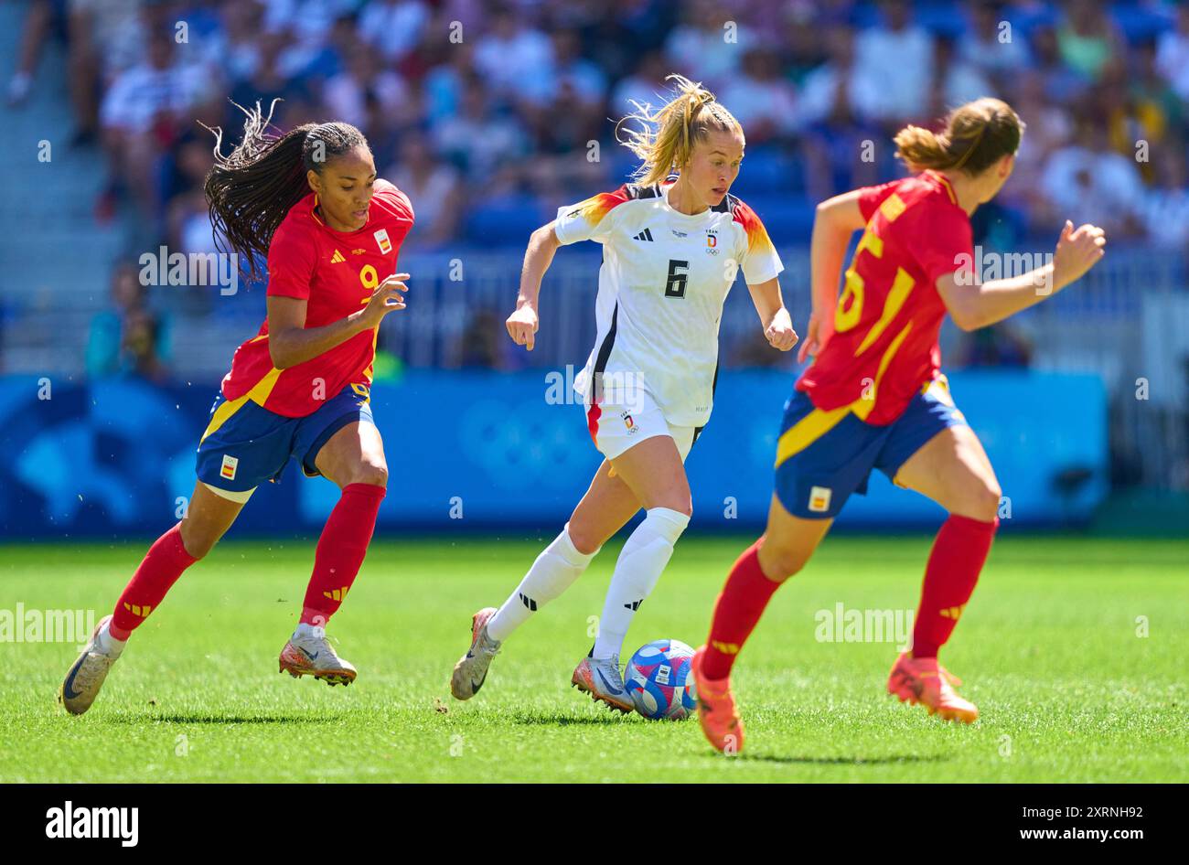Janina Minge, DFB Frauen 6 compete for the ball, tackling, duel, header ...
