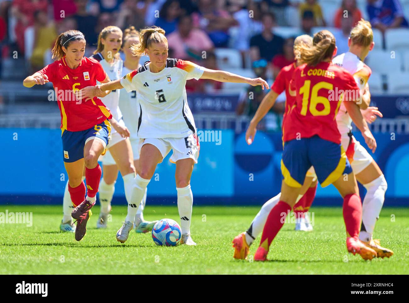 Janina Minge, DFB Frauen 6 compete for the ball, tackling, duel, header, zweikampf, action ...