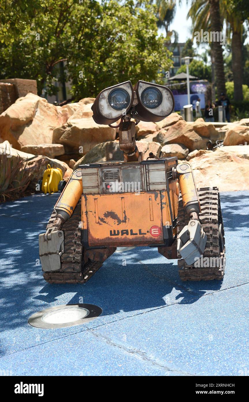 Wall-E built by Matt Hobbs appears at D23: The Ultimate Disney Fan ...