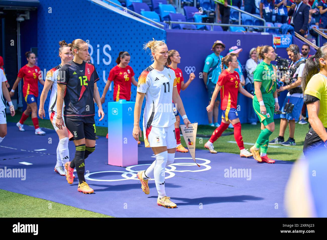 Teams arrive with Alexandra Popp, DFB Frauen 11 Ann-Katrin Berger ...