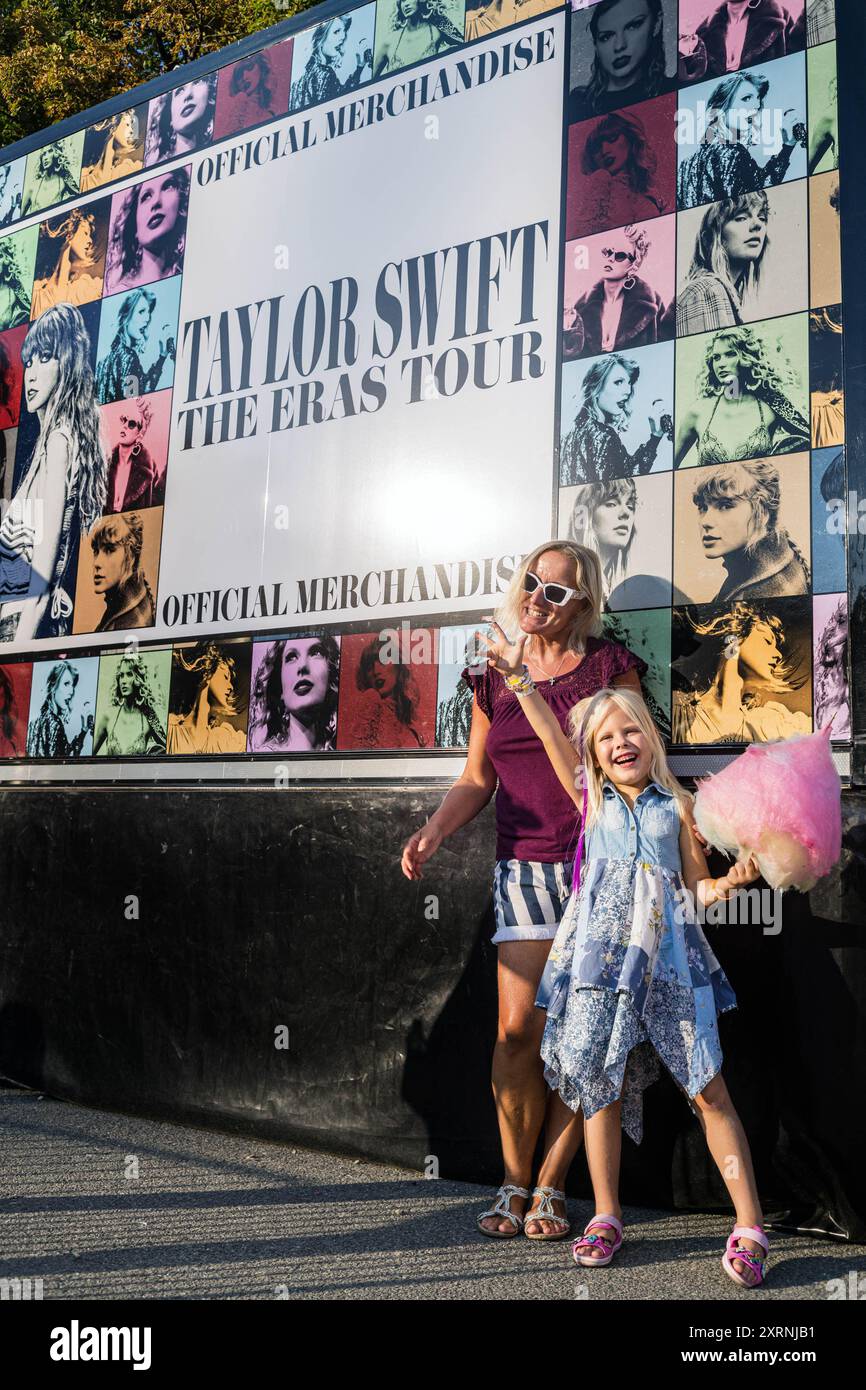 Warsaw, Mazovia, Poland. 3rd Aug, 2024. A mother and daughter pose for ...