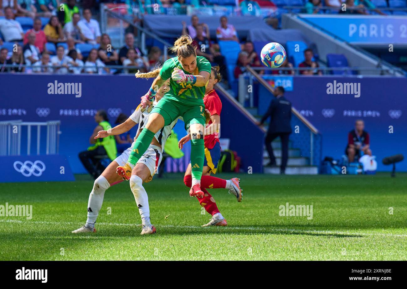 Cata Coll, goalkeeper Spain 13 foul against Giulia Gwinn, DFB Frauen 15 ...