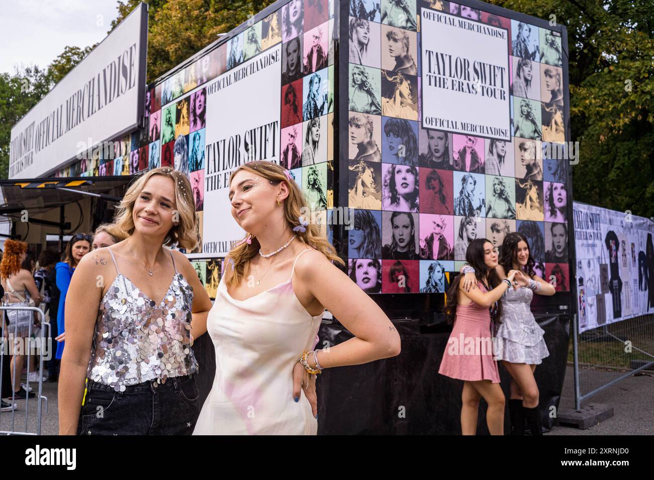 Taylor swift photo pose hi-res stock photography and images - Alamy