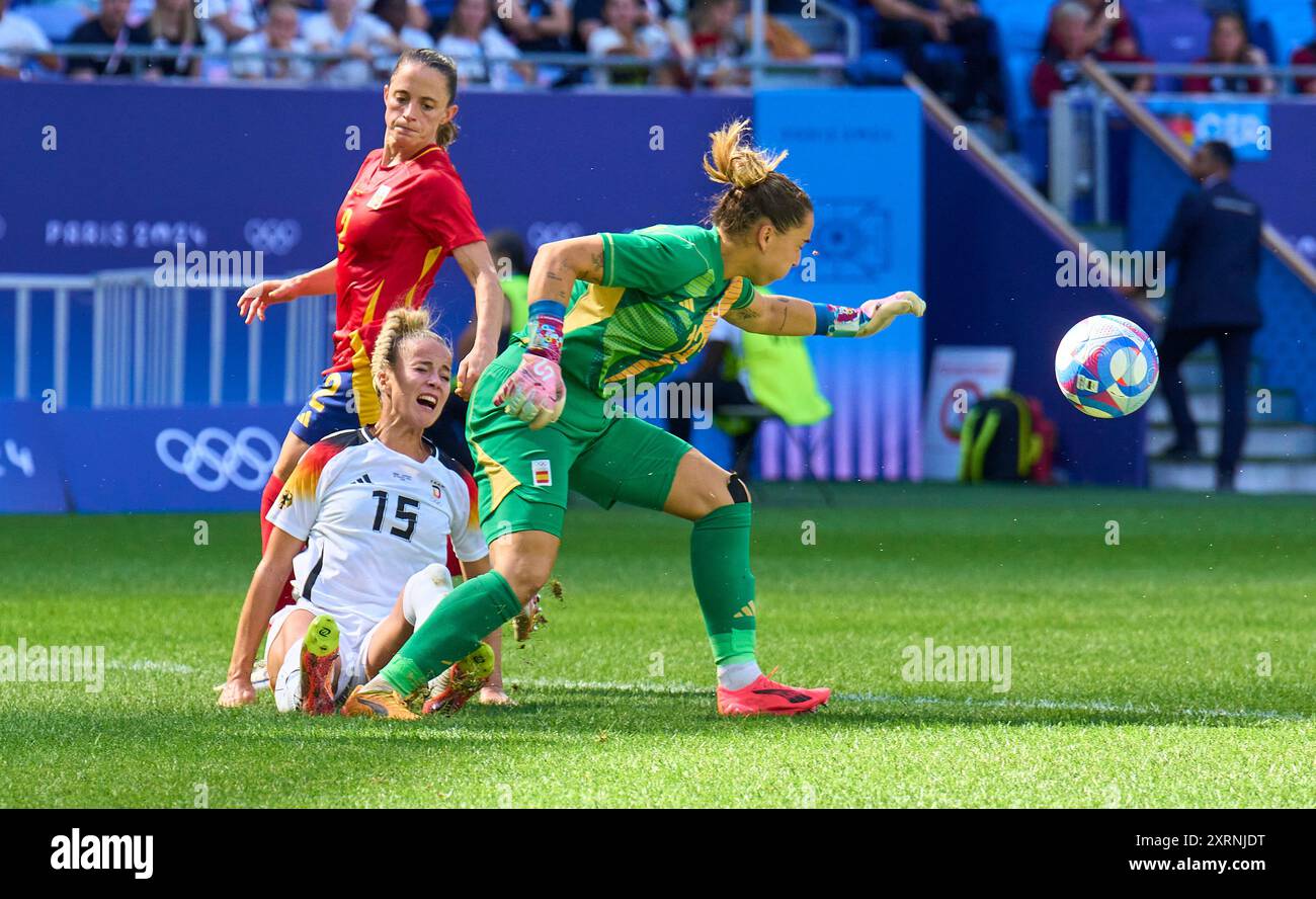 Cata Coll, goalkeeper Spain 13 foul at Giulia Gwinn, DFB Frauen 15 for ...