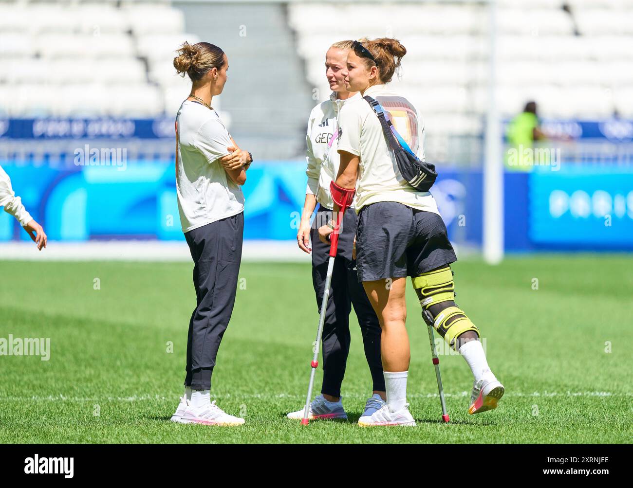 Lena Oberdorf with knee injury, Lea SCHÜLLER, Schueller DFB Frauen 7 at ...