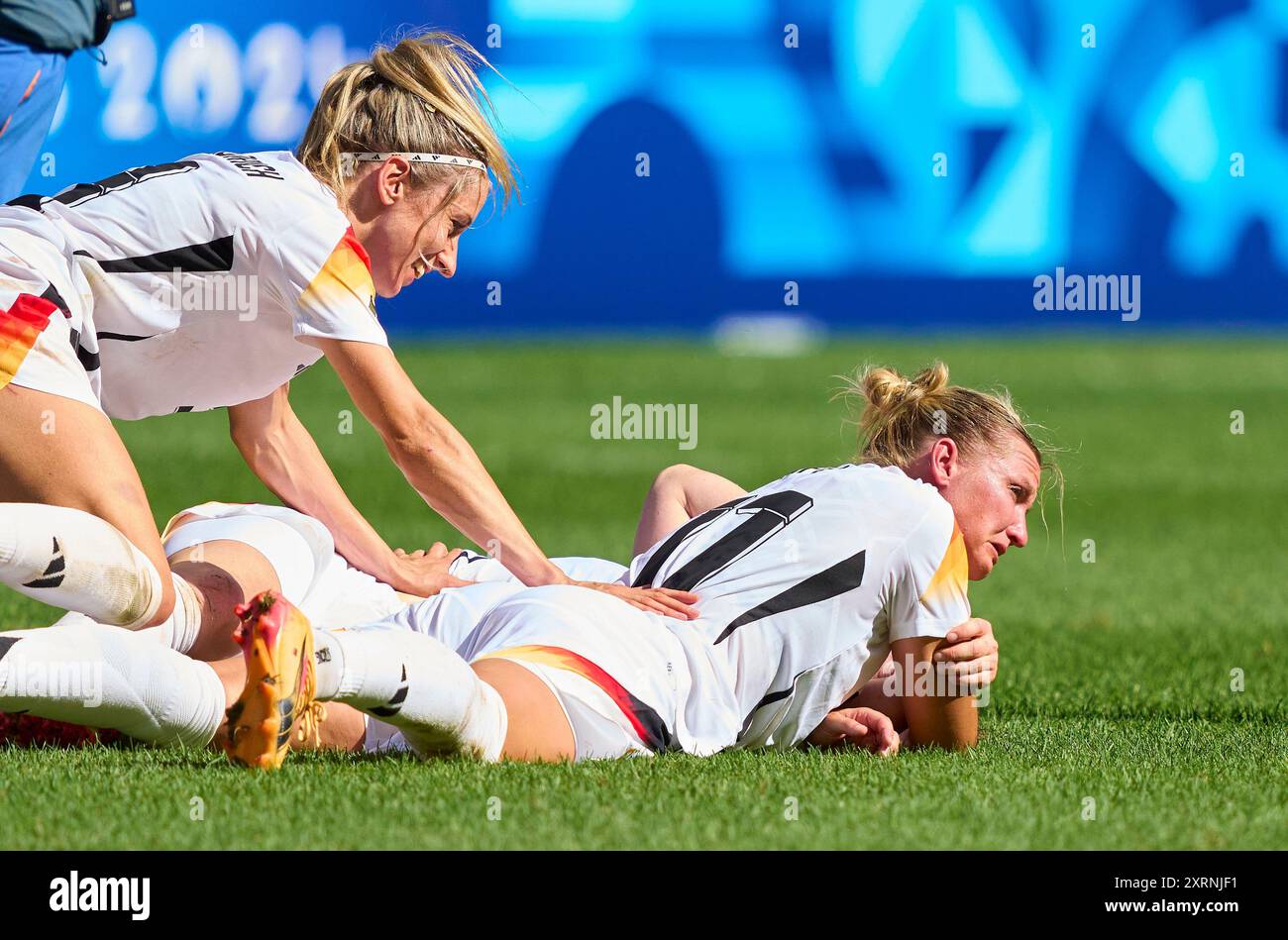 Alexandra Popp, DFB Frauen 11 celebrate with Kathrin-Julia HENDRICH ...