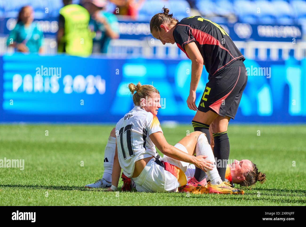 Alexandra Popp, DFB Frauen 11 celebrate with Kathrin-Ann-Katrin Berger ...
