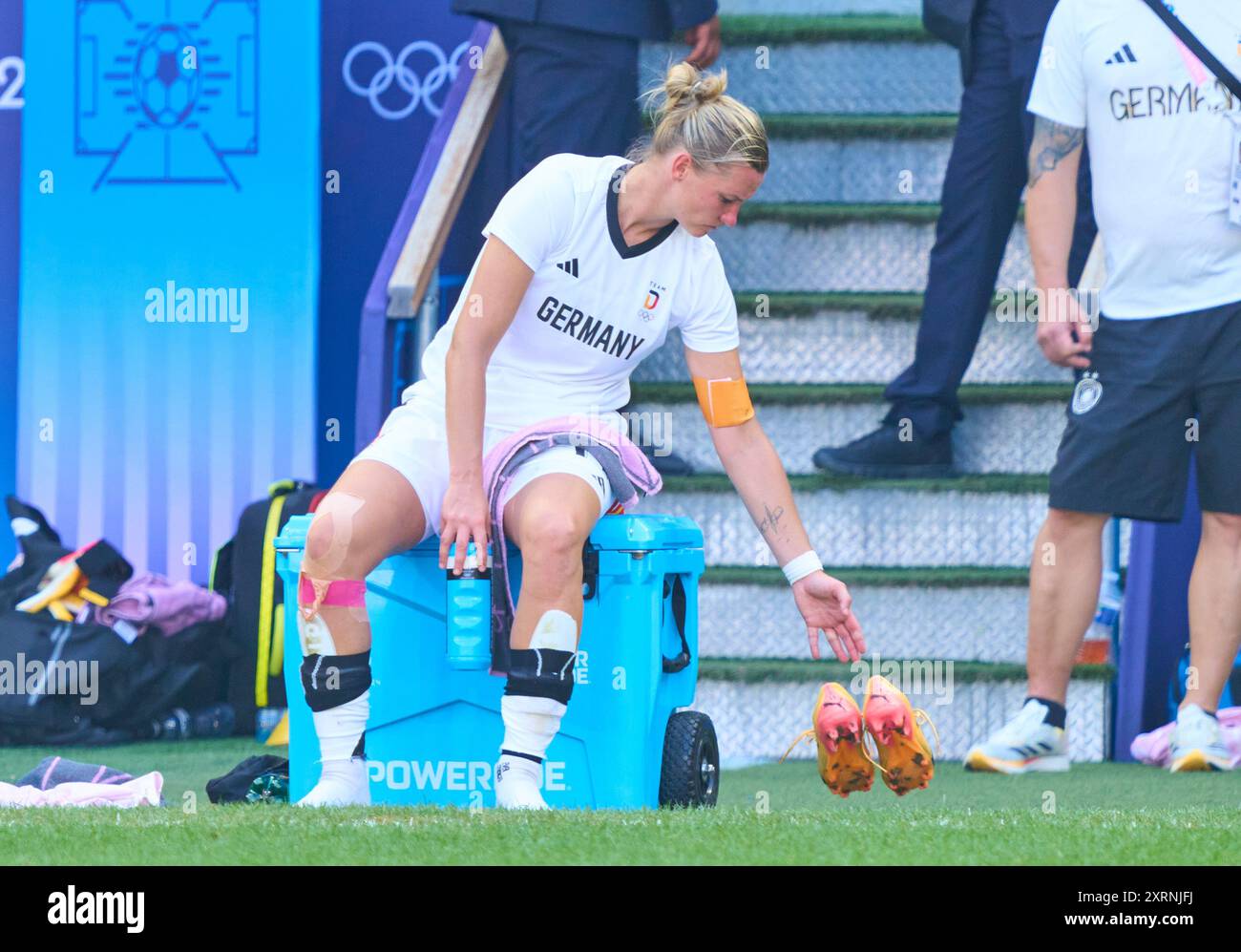 Alexandra Popp, DFB Frauen 11 tired throws her shoes after the women ...