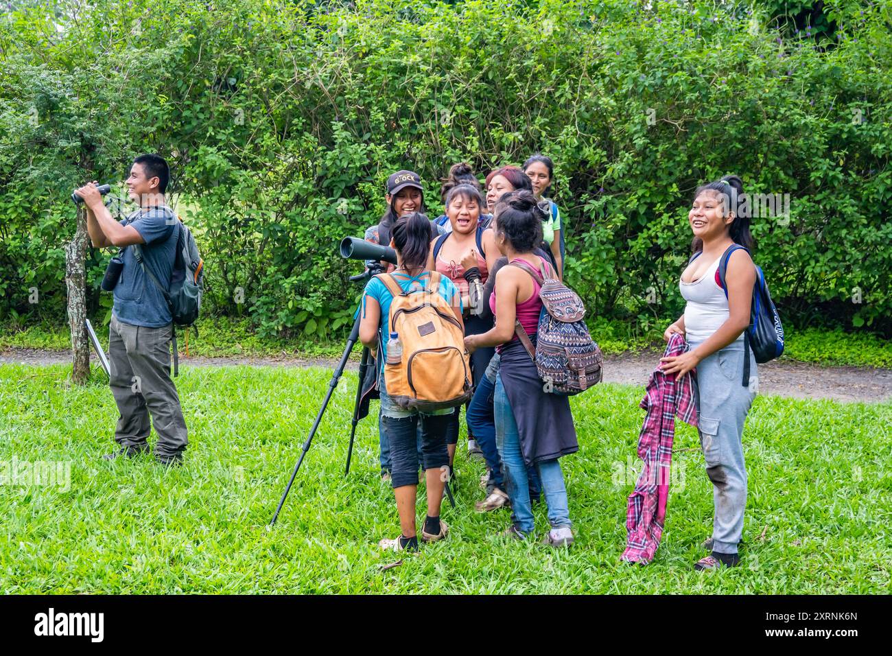 Kids looking through telescope hi-res stock photography and images - Alamy