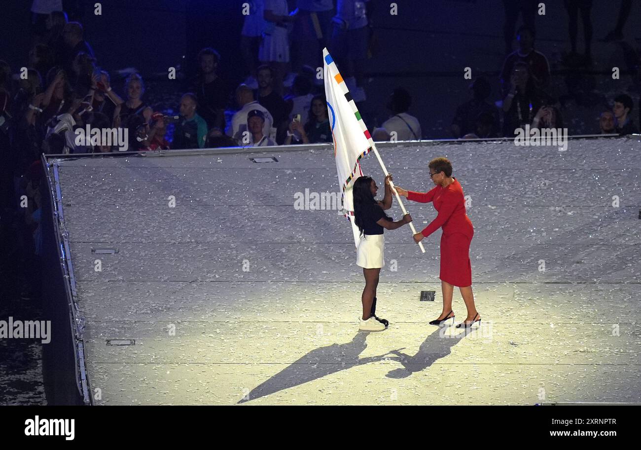 Paris, France. 11th Aug, 2024. Los Angeles' Mayor Karen Bass (R) gives ...