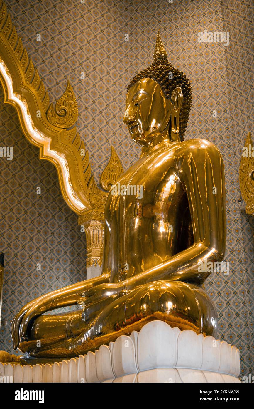 Golden statue of Buddha at Wat Traimit in Chinatown of Bangkok ...