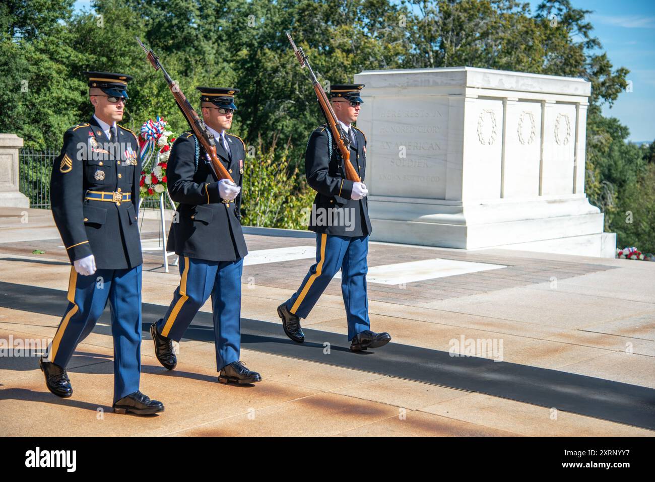 Sentinels marching at the Tomb of the Unkwown Soldier in Arlington ...