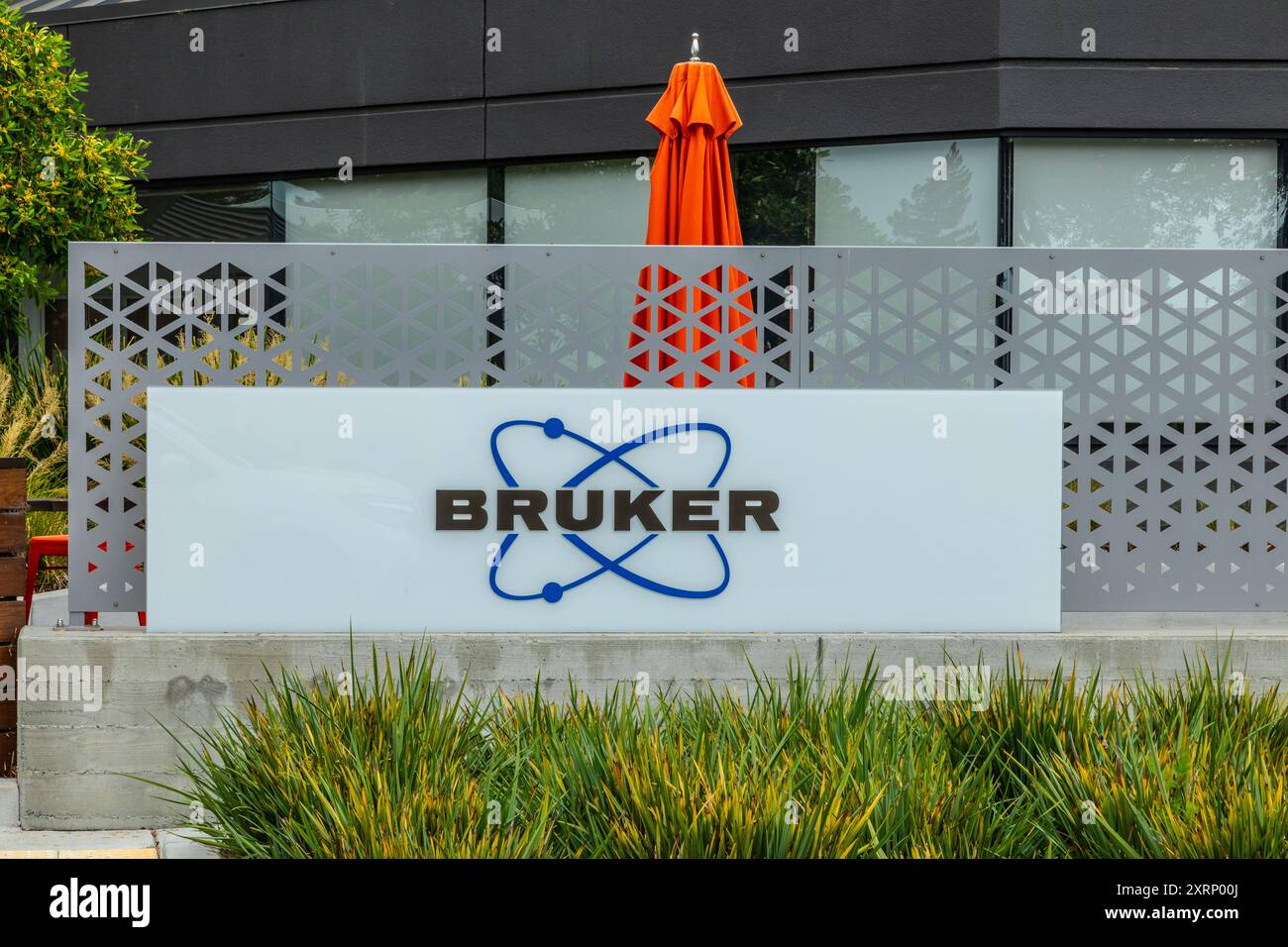 Bruker logo hi-res stock photography and images - Alamy