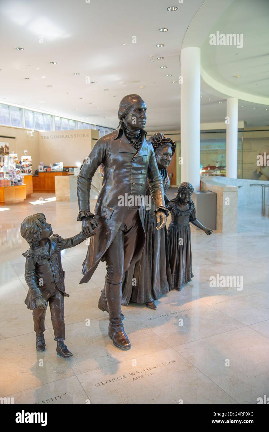 bronze statues of George and Martha Washington at the Mount Vernon ...