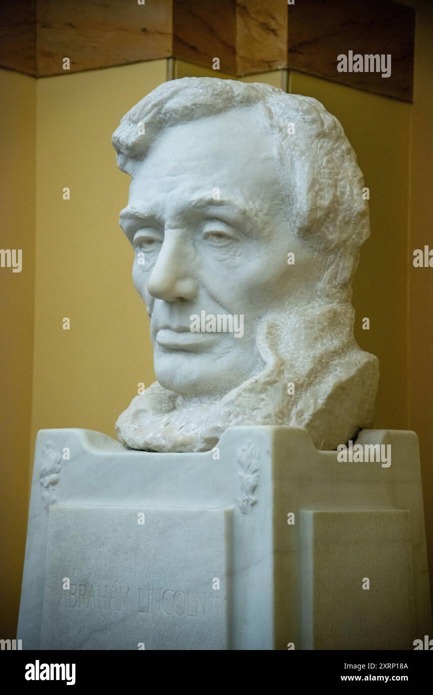 bust of President Abraham Lincoln inside the US capitol building's ...