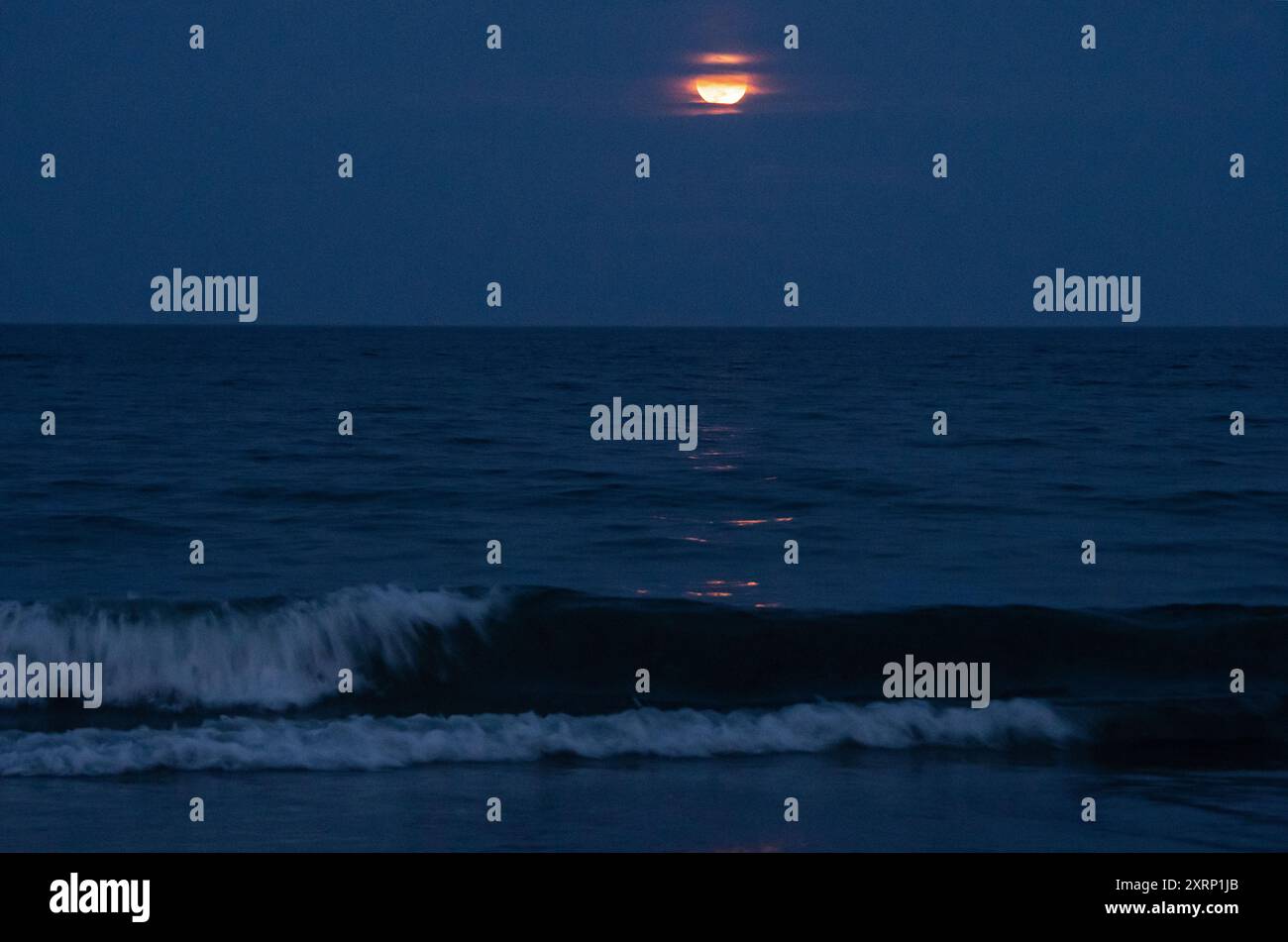 Moon reflection ocean hi-res stock photography and images - Alamy