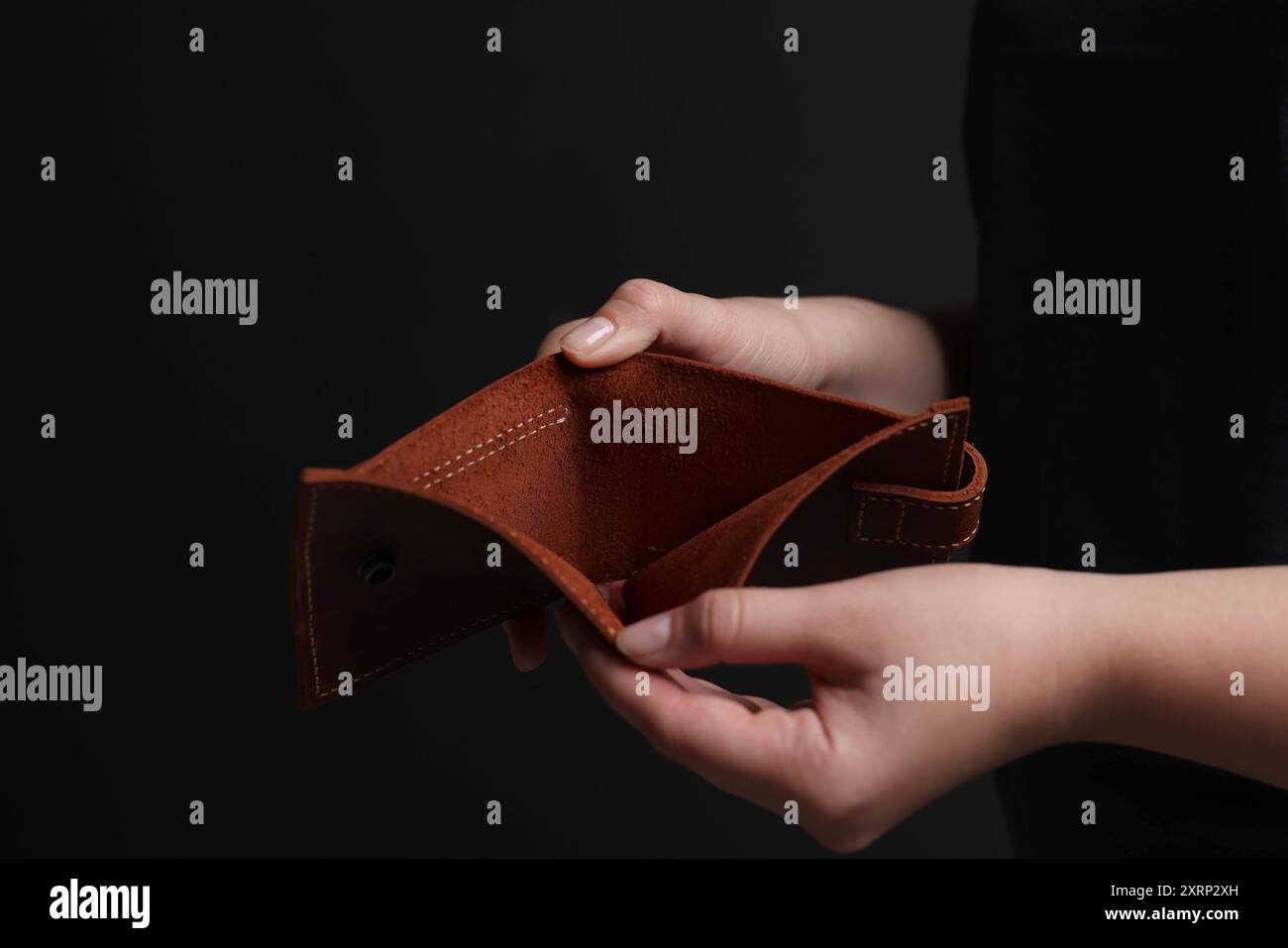 Open black woman wallet hi-res stock photography and images - Alamy